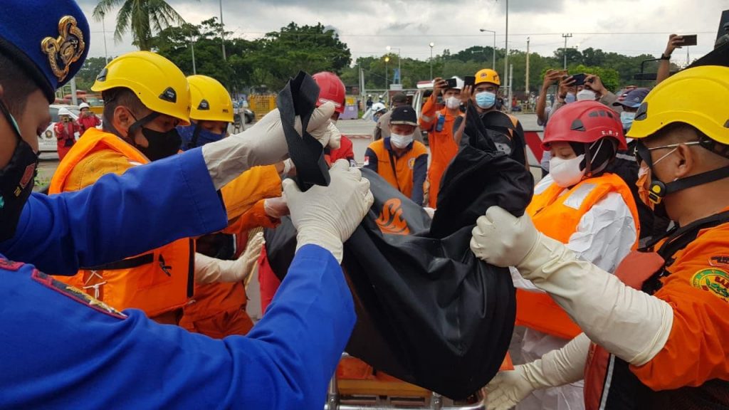 Jasad Nelayan Terperangkap di Puing Kapal