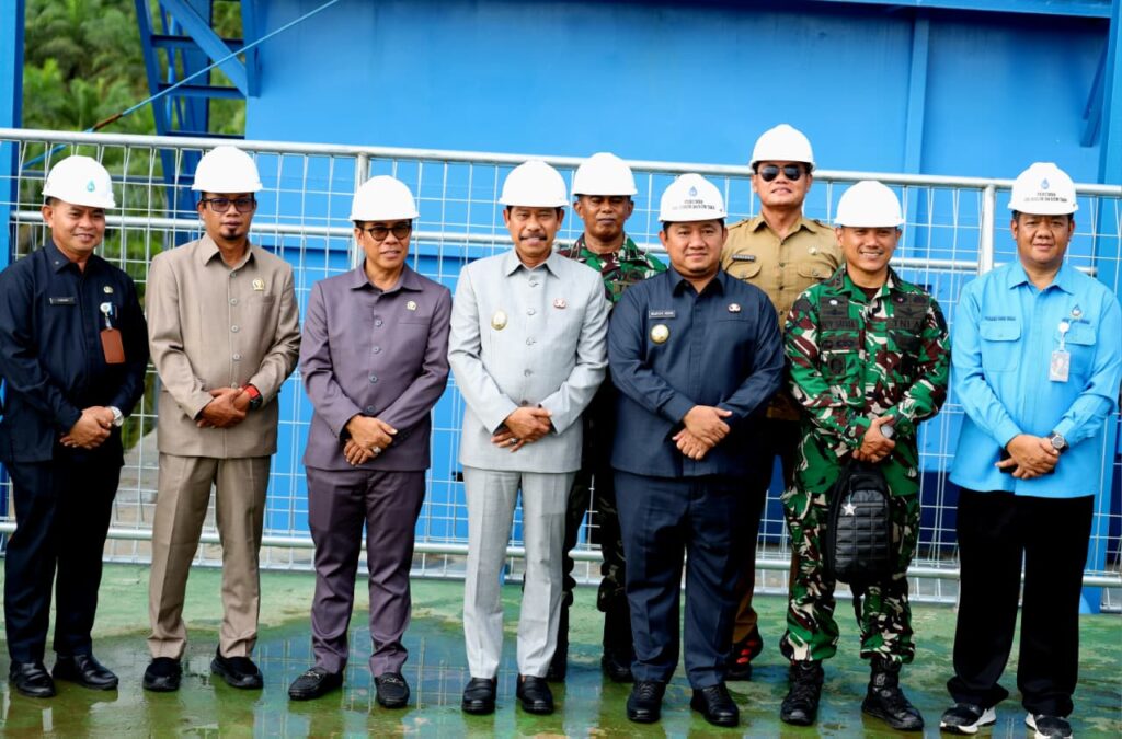 Bupati PPU, Mudyat Noor foto bersama pejabat latar belakang IPA Waru